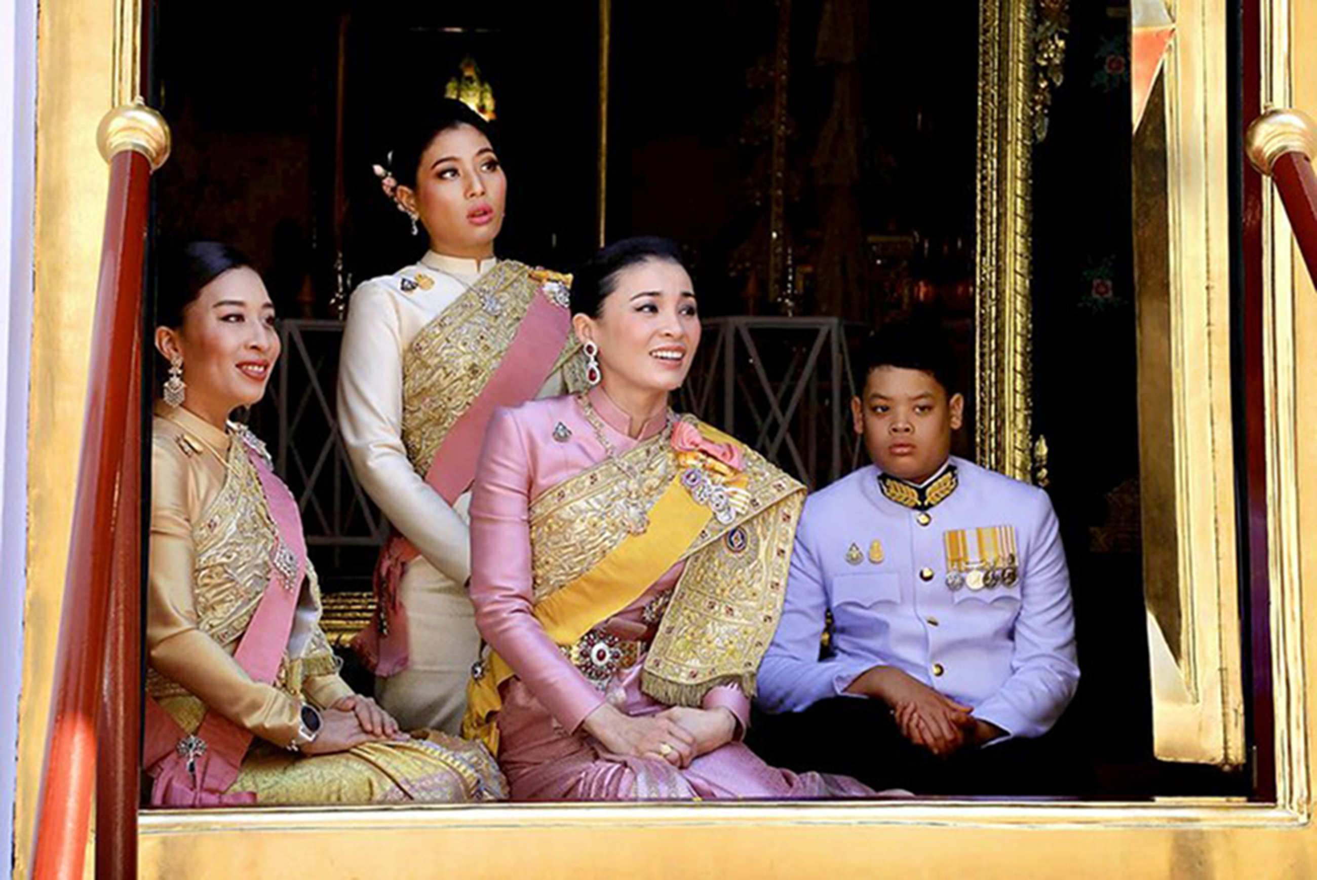 'Long live the King!' Thai monarch carried in grand coronation ...