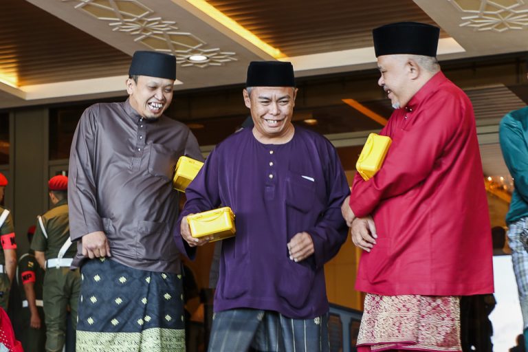 Sultan gives annual kurnia to more than 19,000 people in need - The Scoop