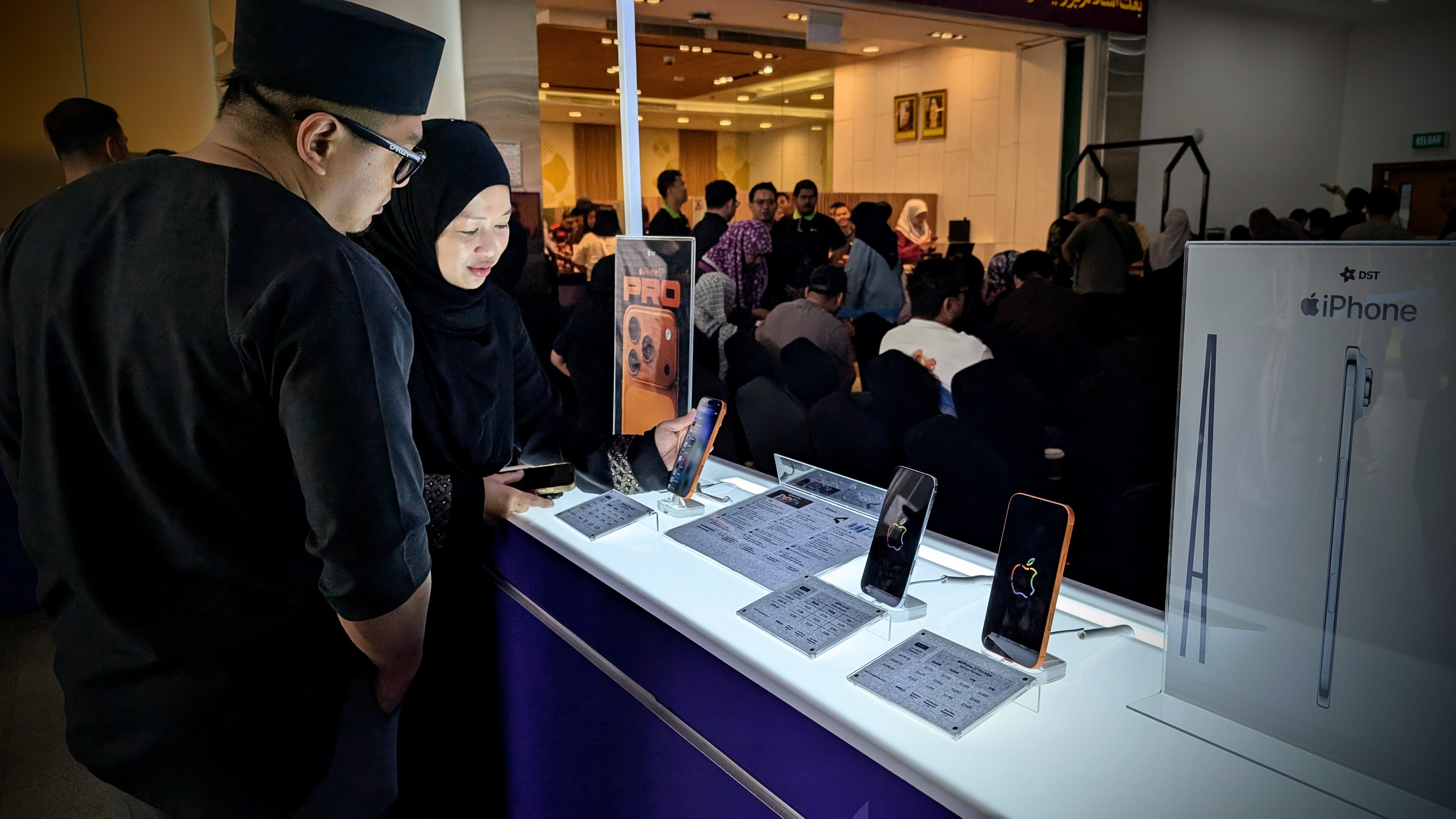 iPhone 17 Arrives in Brunei with DST’s Mobi Bundle Plans - The Scoop